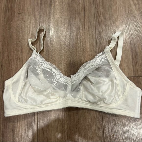 Wonderbra Intimates And Sleepwear Vintage Wonderbra Wireless Lace And Satin Bra Poshmark